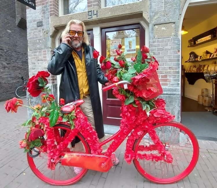 Amsterdam: City Centre, Guided Bike Tour on Flower Bikes - The Guide: Knowledgeable & Engaging