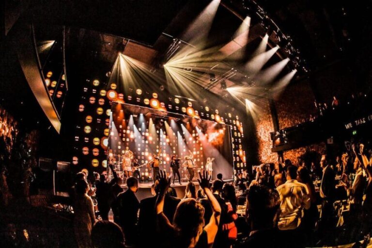 Amsterdam: VEGAS Dinner Show with 3-Course Sharing Menu - The Dining Experience: Sharing, Signature Dishes, and Drinks