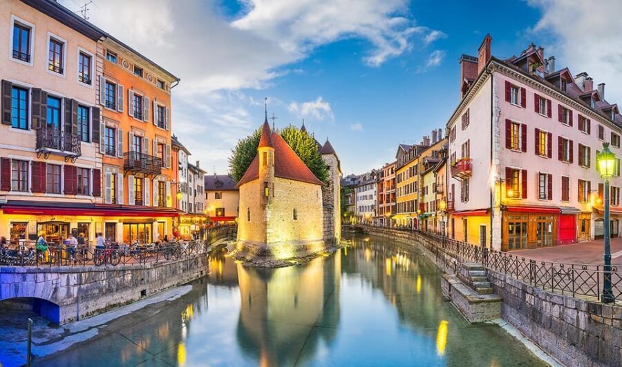 Annecy: Escape game outdoor - the shadow of the sword - How It Works
