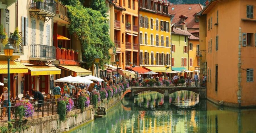 Annecy: Express Walk with a Local in 60 minutes - Why the Small Group Matters