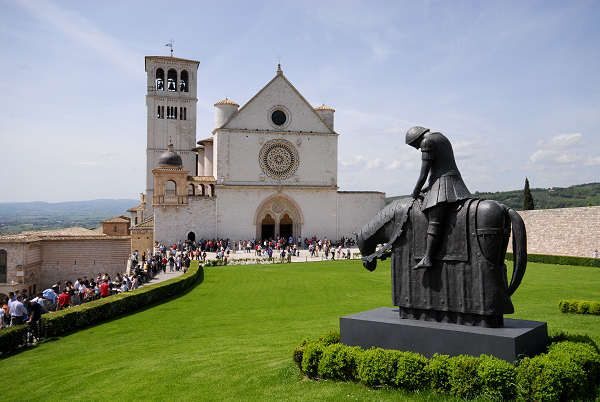 Assisi: Private Walking Tour with St. Francis Basilica - What You Can Expect: A Close Look at Assisi’s Treasures