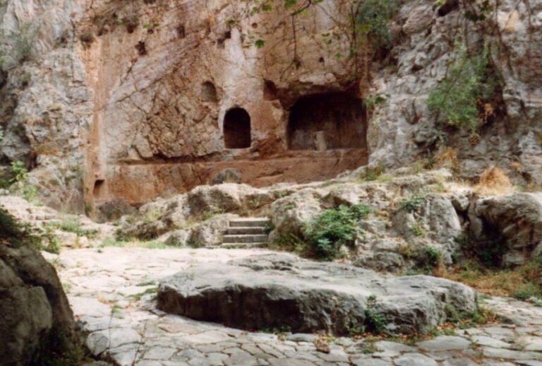 Athens: Delphi, Corycian Cave, and 300 Battlefield Day Trip - Practical Considerations