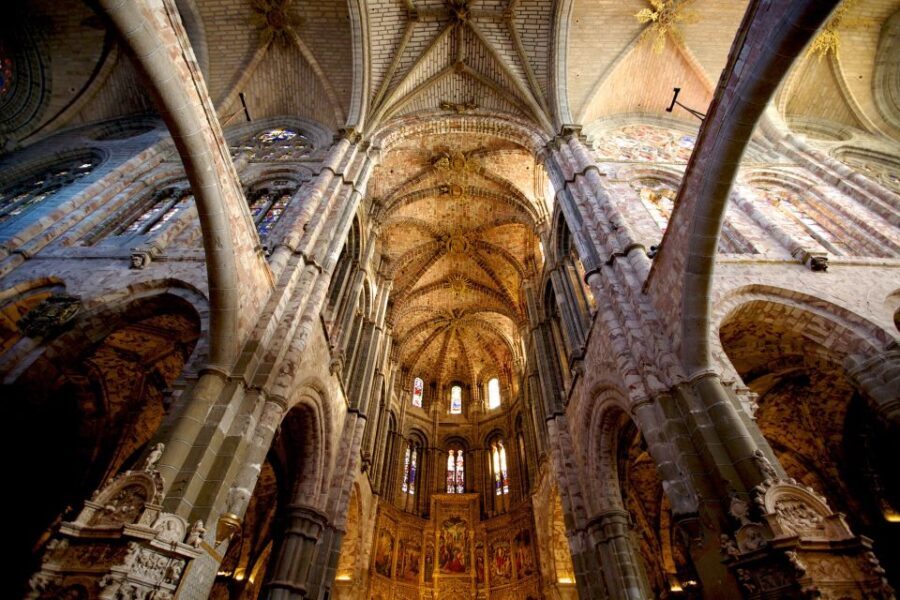 Ávila: Tour Privado Casco Histórico y Basílica San Vicente - Inside the Basilica of San Vicente