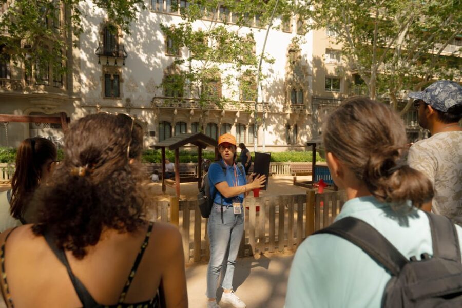 Barcelona Architecture Walking Tour With Casa Batlló Upgrade - Walking to Sagrada Família: The Symbol of Barcelona