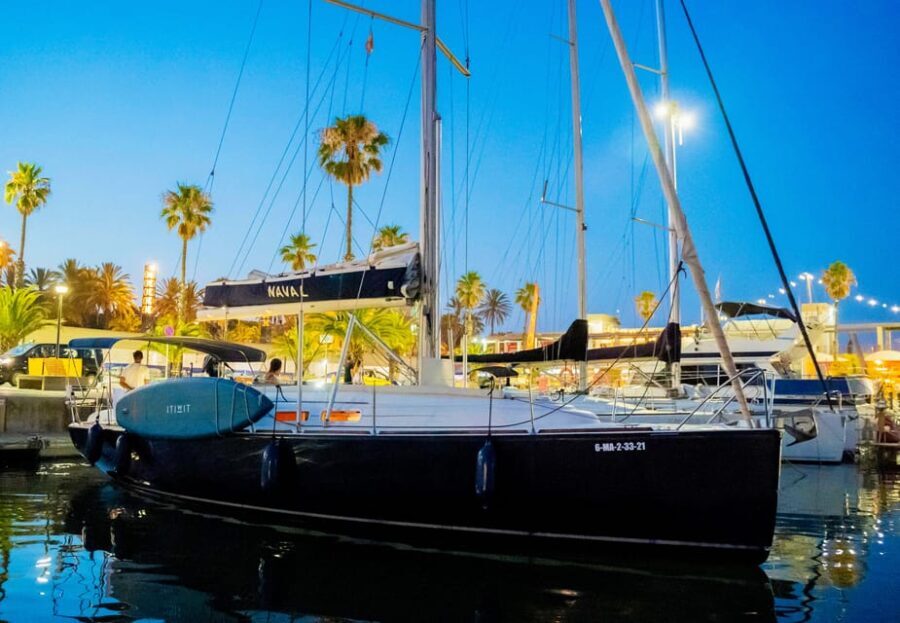 Barcelona: Cena Romántica y noche en camarote en velero - The Itinerary in Detail