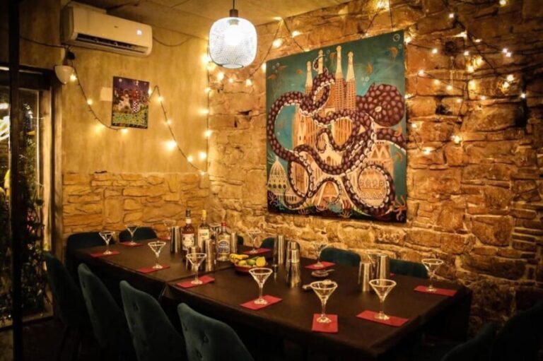Barcelona: Cocktail Master Class by Mixologist with Tapas - The Experience in Detail