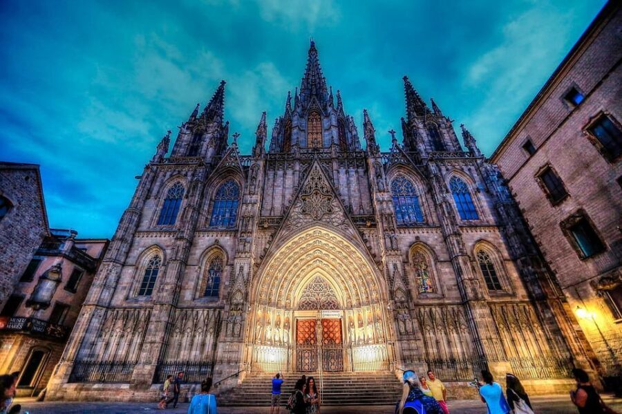 Barcelona: Electric scooter tour Gaudi and Gothic route - The Itinerary in Detail: What to Expect