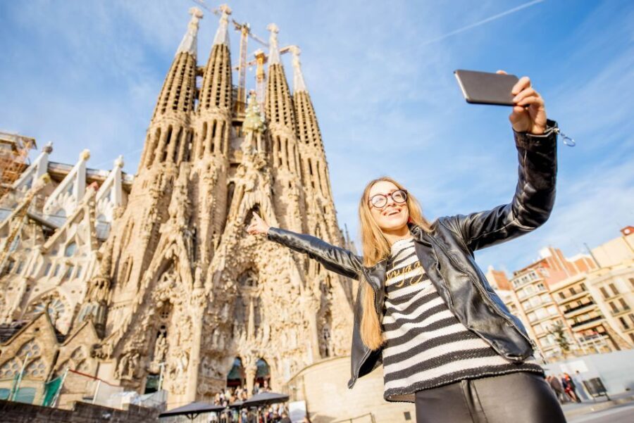 Barcelona: Foodie Walking Tour with Sagrada Familia Tickets - An In-Depth Look at the Tour Experience