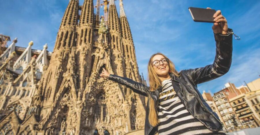 Barcelona: Gaudi Private City Tour with Sagrada Familia - Detailed Breakdown of the Itinerary