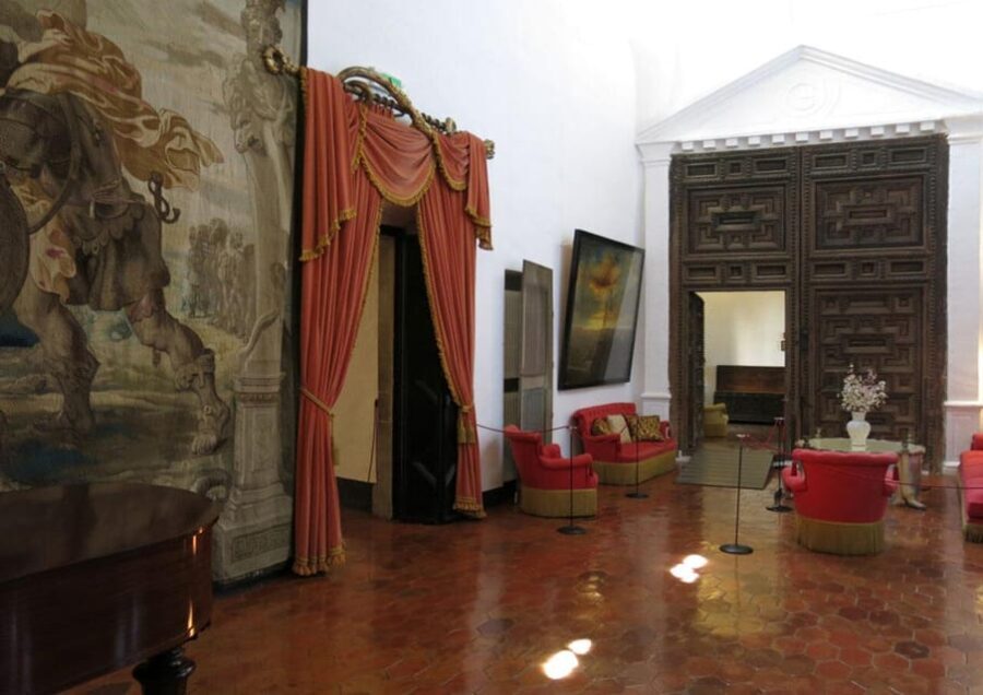Barcelona: Private Tour Dalí, Cadaqués and Girona - Transportation and Group Dynamics