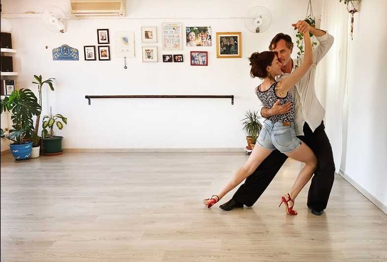 Barcelona: Rooftop Tango Lesson with Drinks and Videos - Authenticity and Cultural Touches