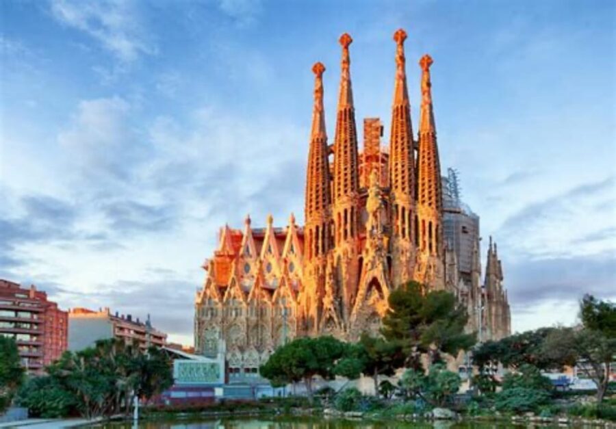 Barcelona: Sagrada Família Guided Tour and Entry Tickets - Who Should Sign Up?