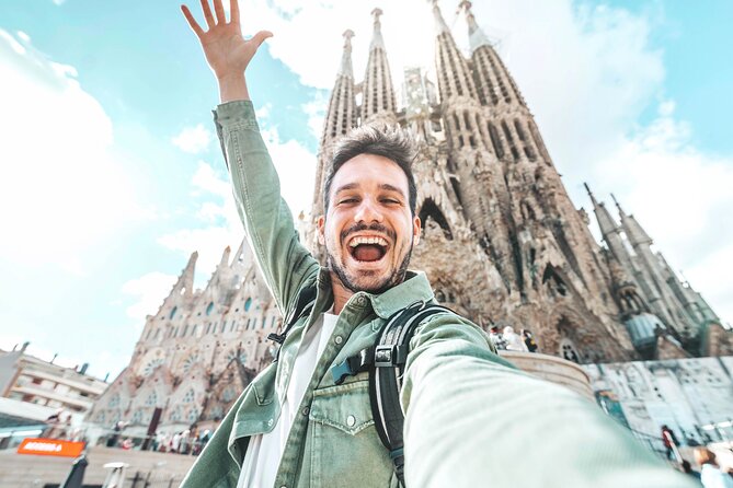 Barcelona: Sagrada Familia Guided Tour with Fast Track Access - Key Points