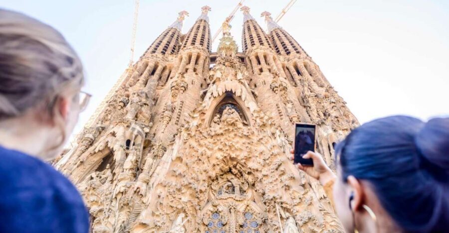 Barcelona: Sagrada Familia Tour with Optional Tower Access - The Itinerary: What to Expect