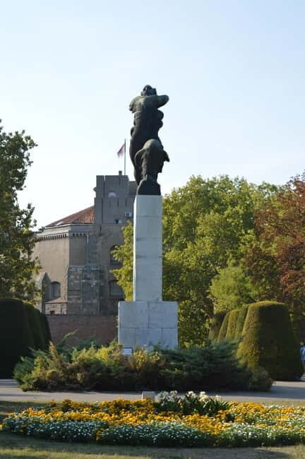 Belgrade: Get to know the city center and Serbian culture - Key Sight: Terazije Square and Republic Square