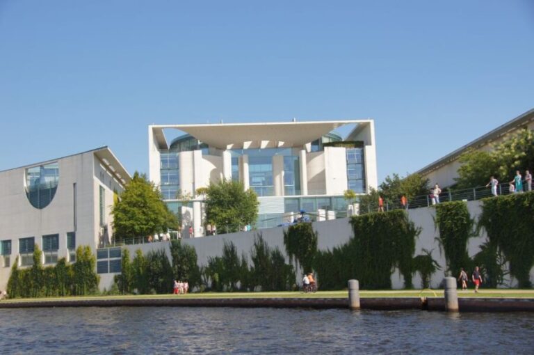 Berlin: Dinner Cruise on the Spree with Prosecco - Who Is This Cruise Best For?