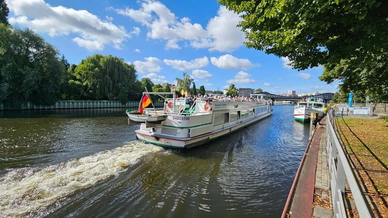 Berlin: Potsdam-Rundfahrt über die Unterhavel mit Guide - The Experience Onboard: Comfort, Commentary, and Cuisine