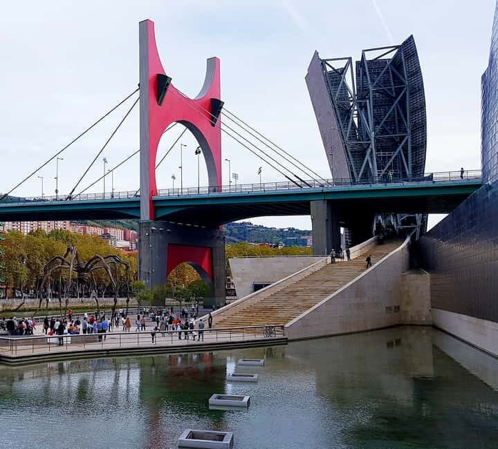 Bilbao: Guggenheim Bilbao museum Ticket included in spanish - The Architecture as a Star of the Show