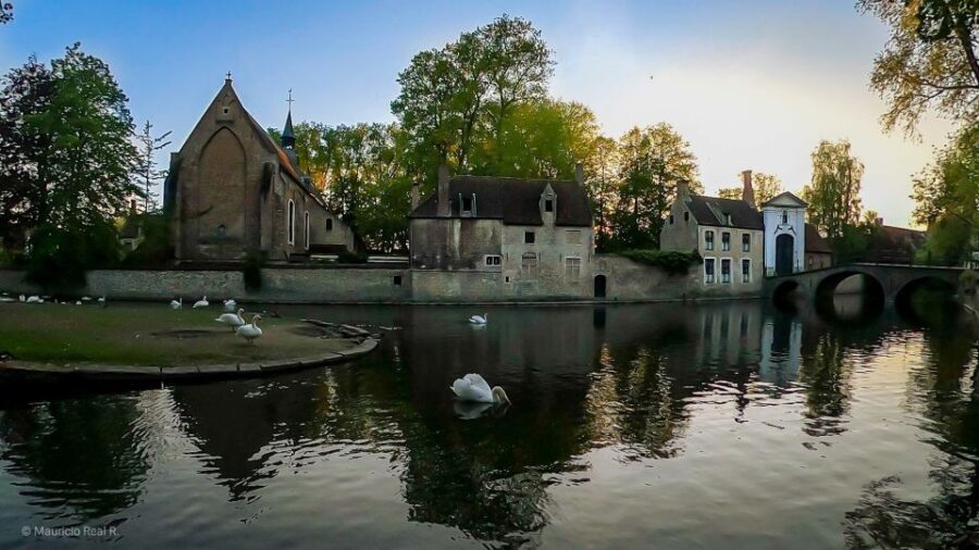Bruges: Private Historical Highlights Walking Tour - A Walk Through Bruges’ Most Famous Sights & Hidden Corners
