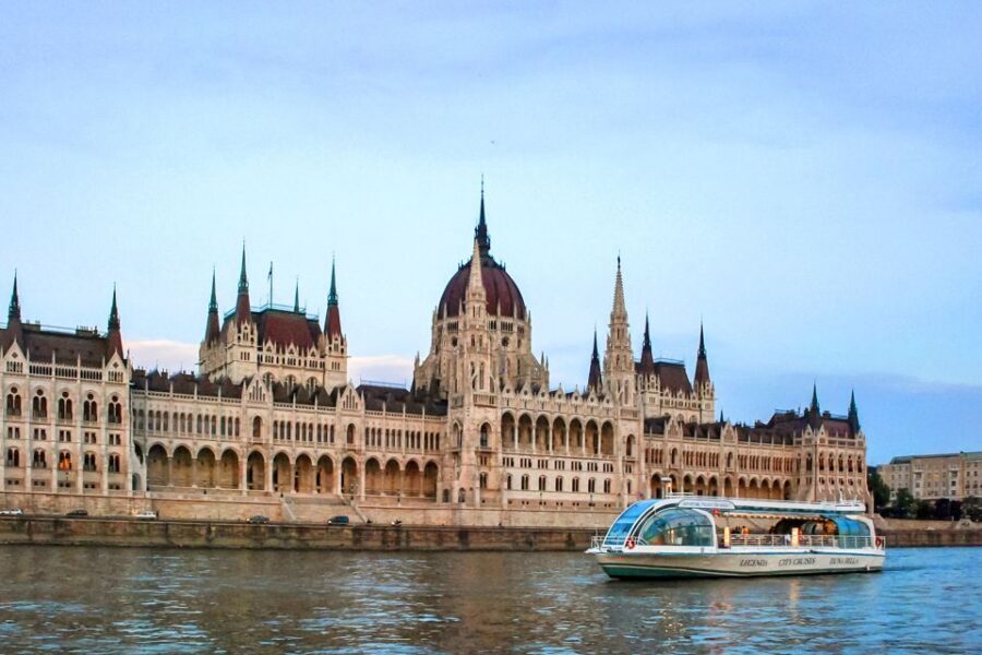 Budapest: 1-Hour Evening Sightseeing Cruise with Drink - Why This Cruise Is Worth Considering