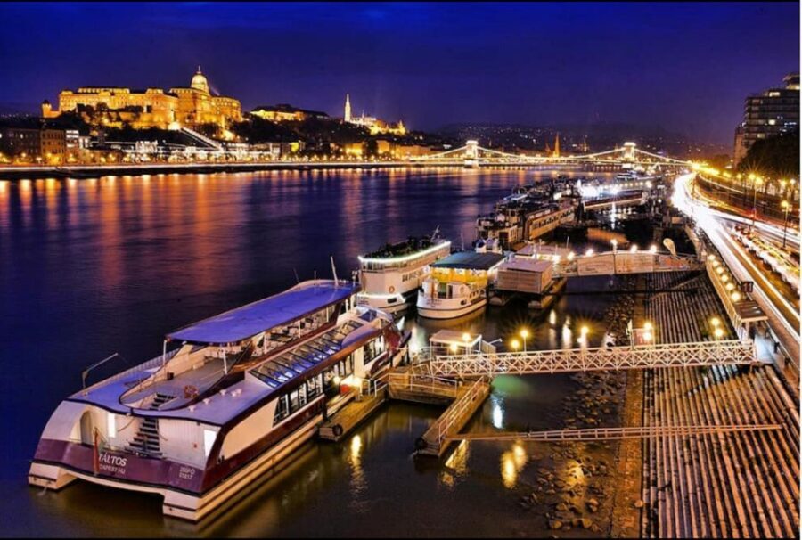 Budapest: Downtown Budapest Unlimited Booze Cruise - Drinks & Atmosphere