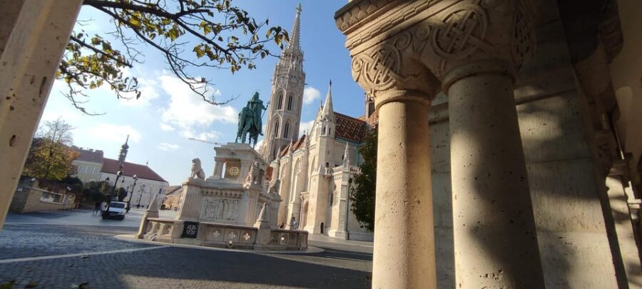 Budapest: Guided City Walking Tour in Buda and Pest - Key Points at a Glance
