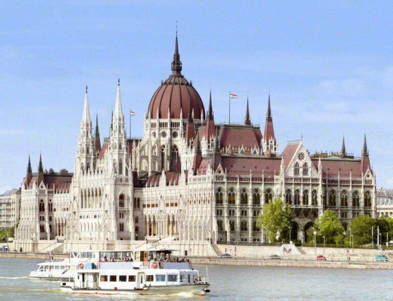 Budapest: Guided Tour of the Parliament Building in Spanish - Inside: Exploring the Heart of the Parliament