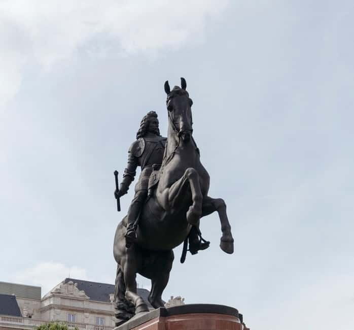 Budapest: Parliament & Its Surroundings Tour with Folk Music - Exploring Liberty Square & Rose Hill