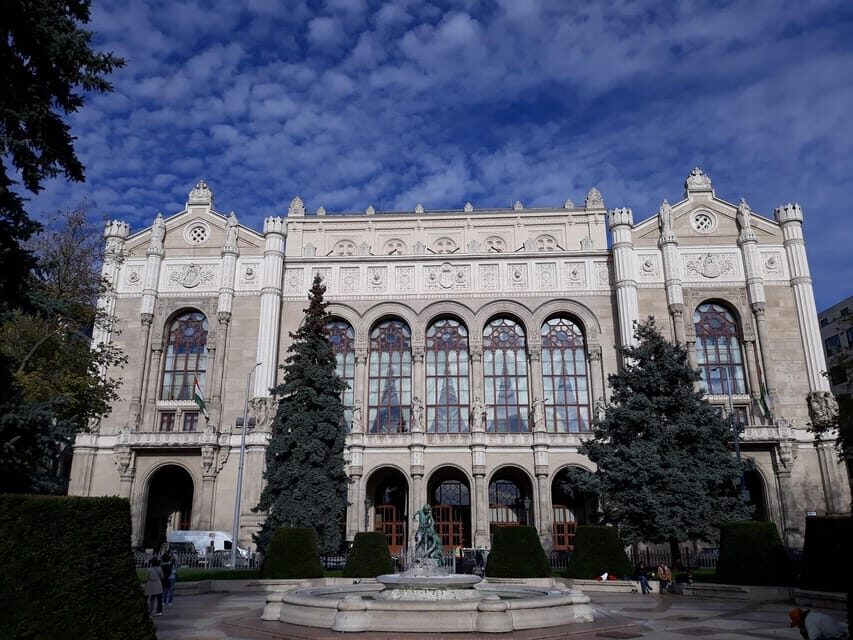 Budapest: Pest Side Walking Tour with Folk Music Performance - Architectural Highlights and Scenic Stops
