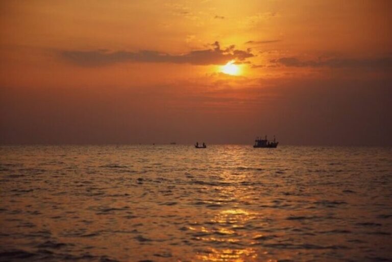 Cádiz: Private Sun Cruise for 2 with Aperitivo and Wine - Who Will Appreciate This Experience Most?