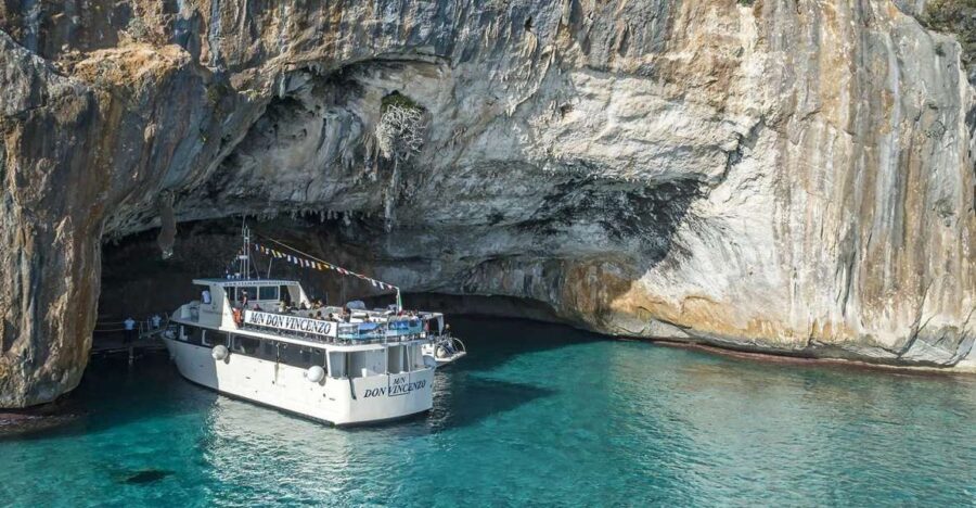 Cala Gonone: Grotta del Bue Marino and Cala Luna Boat Tour - Inside the Grotta del Bue Marino