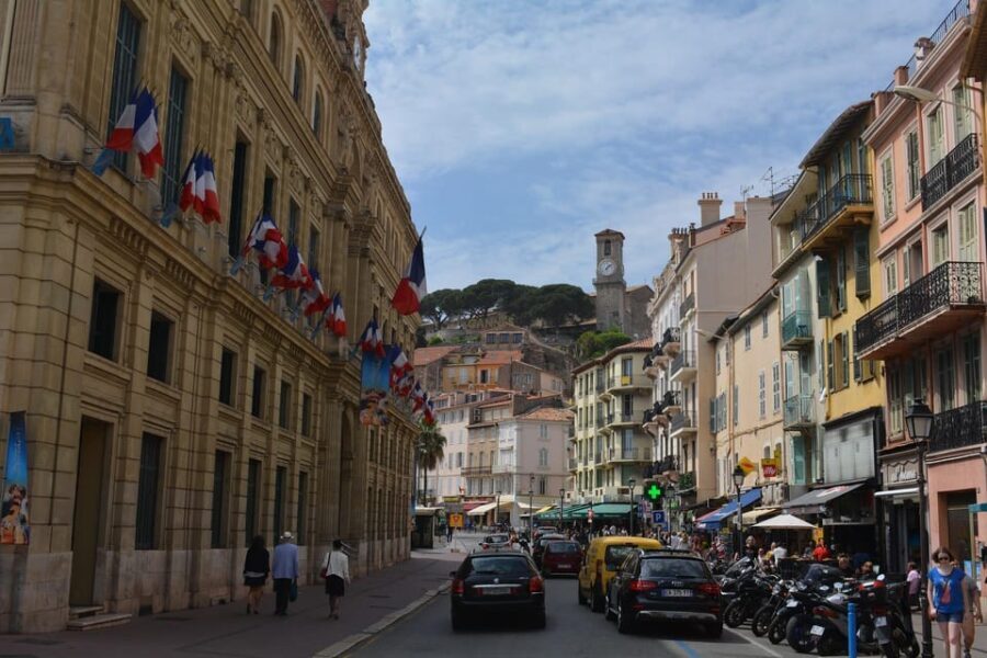Cannes: Express Walk with a Local in 60 minutes - The Value of a Small Group and Personalized Guidance