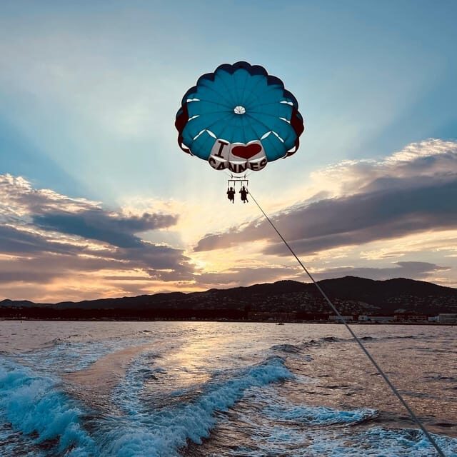 Cannes: Parasailing Experience for Couples, Family & Friends - Who Will Love This Experience?