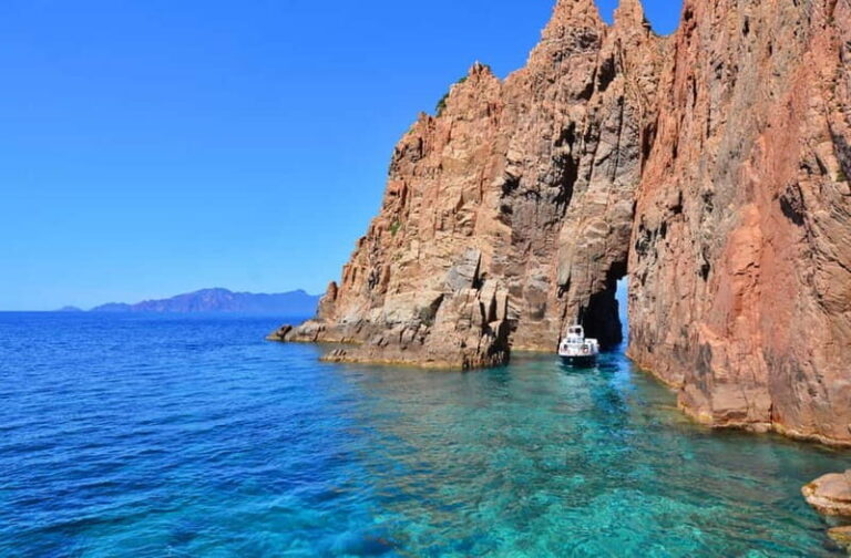 Cargèse: Calanques of Piana on a family boat - The Boat & Onboard Comfort