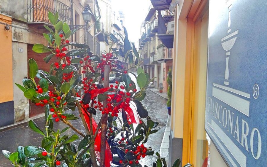 Castelbuono: Medieval Walking Tour & Local Dessert - Walking through History and Architecture