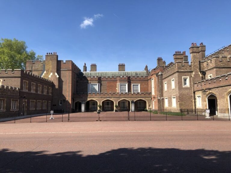 Changing of the Guard and Buckingham Palace Entry Ticket - Who Will Love This Tour?