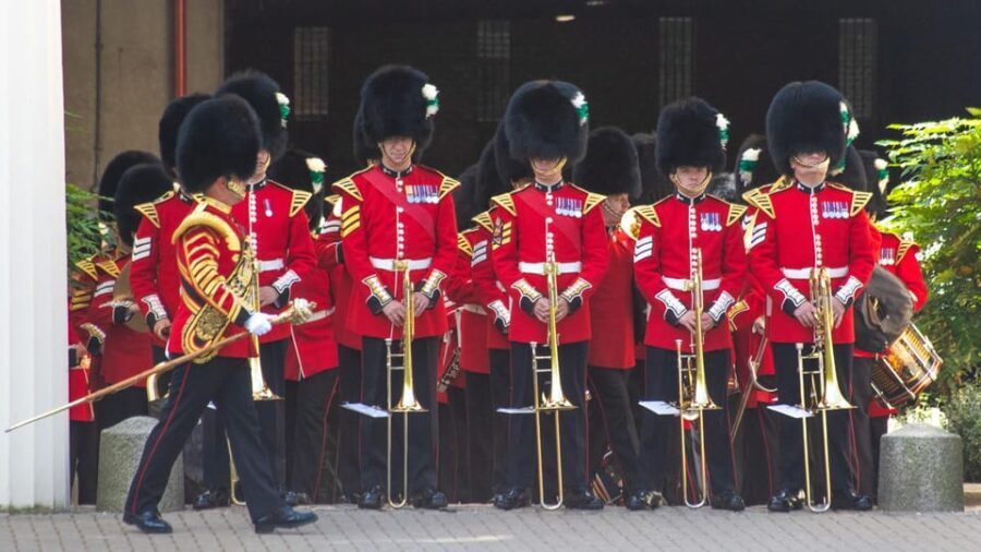 Changing of the Guard & Royal Food Tour with 10+ Tastings - Who Is This Tour Best For?