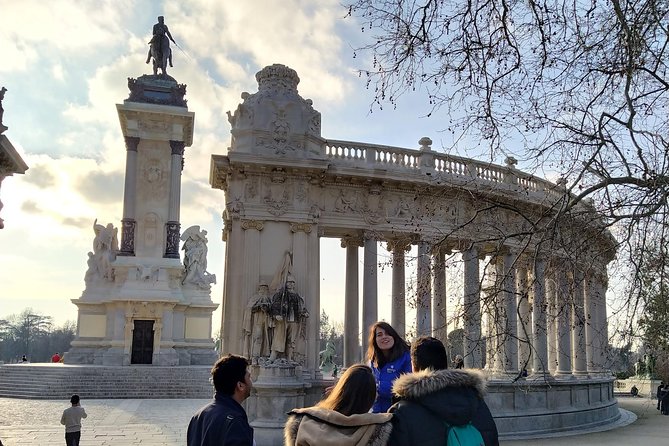 Cibeles Rooftop and Retiro Park Tour with professional guide - Exploring the Cibeles Palace and Its Rooftop
