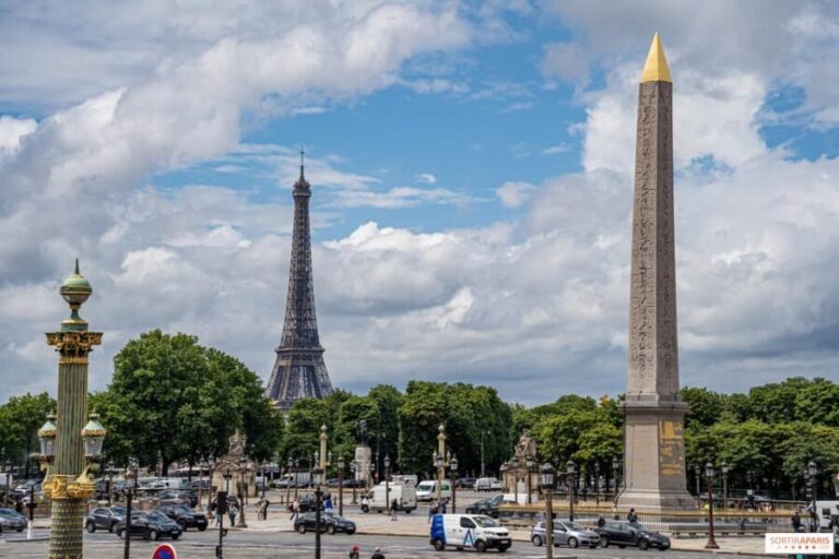 Classical and Monumental Paris Tour along the Seine River