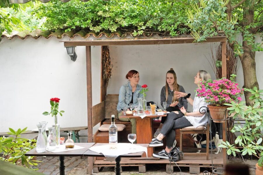 Cologne-Nippes: Summer wine party in the frenchstyle garden - Who should consider this experience?