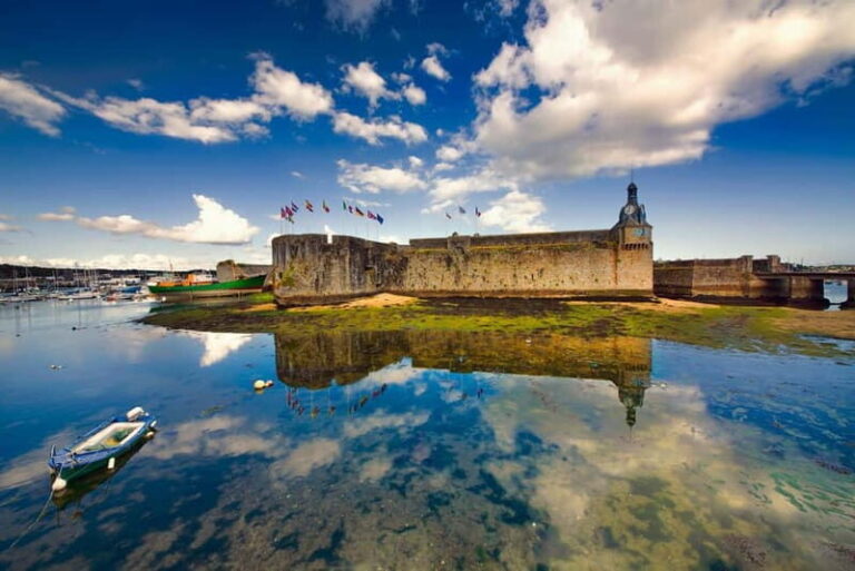Concarneau: guided tour of the town center, walled city, history & landscapes - Transitioning to the Town Center and Marine Environment