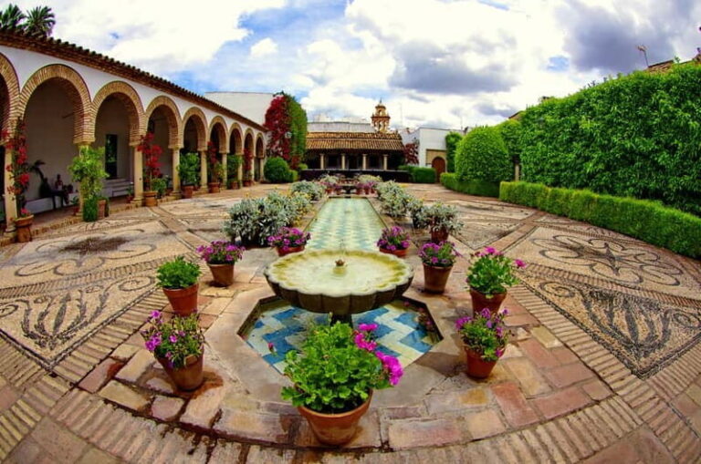 Córdoba: Viana Palace Courtyards Guided Tour - Who Will Love This Tour?