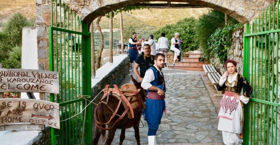 Crete: Traditional Cretan Night: Live Show and Dinner - The Dining Experience in Detail