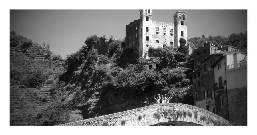 Day Tour from Nice to Menton & the Italian Riviera - Crossing into Italy: Ventimiglia and Dolceacqua