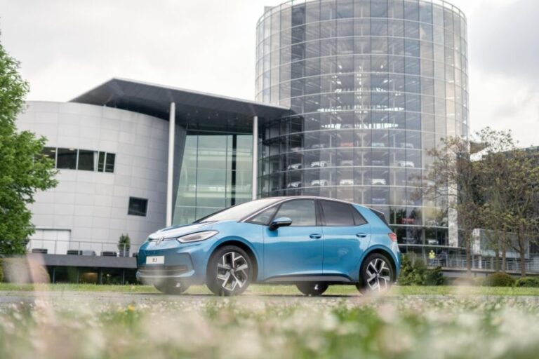 Dresden: Tour of VW's Transparent Factory with breakfast - Guided Tour and Factory Insights