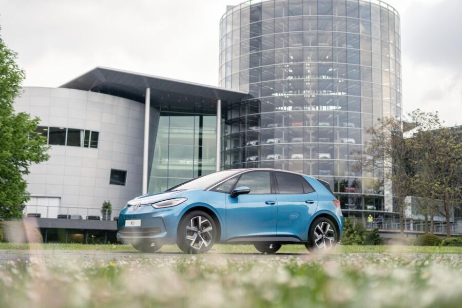 Dresden: Tour of VW's Transparent Factory with breakfast - Guided Tour and Factory Insights