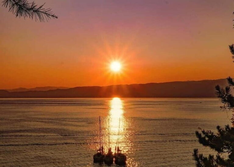 Dubrovnik : Romantic Sunset with a bottle of wine on a yacht - Who This Tour Is Perfect For