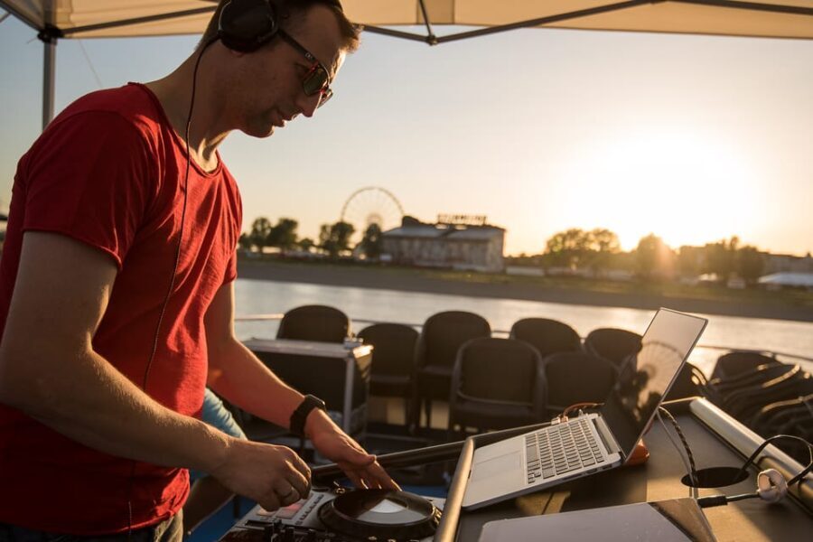 Düsseldorf: 2-Hour Evening Rhine River Cruise with Live DJ - An In-Depth Look at the Experience
