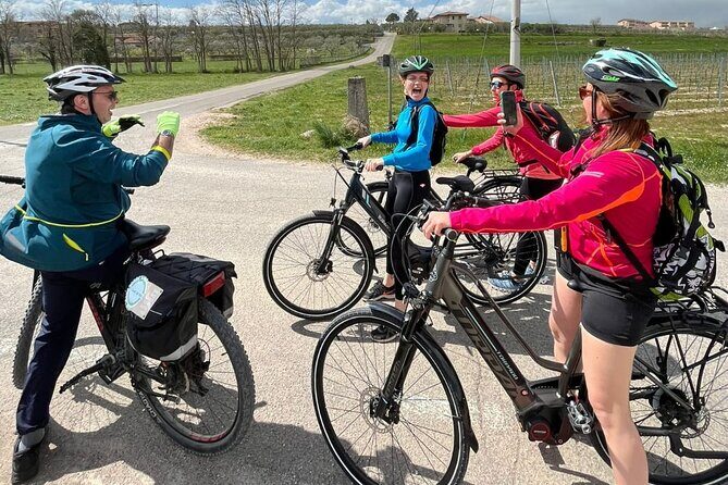 E-Bike tour with stop in the cellar in the Bardolino area - Exploring Verona’s Countryside on E-Bikes