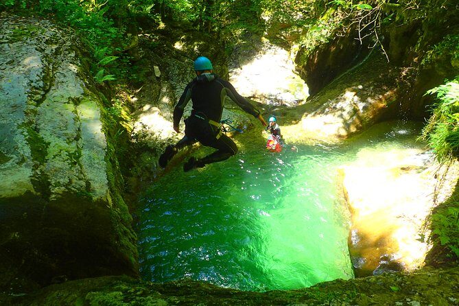 Ecouges sensational canyoning in the Vercors (Grenoble / Lyon) - The Guides Make the Difference
